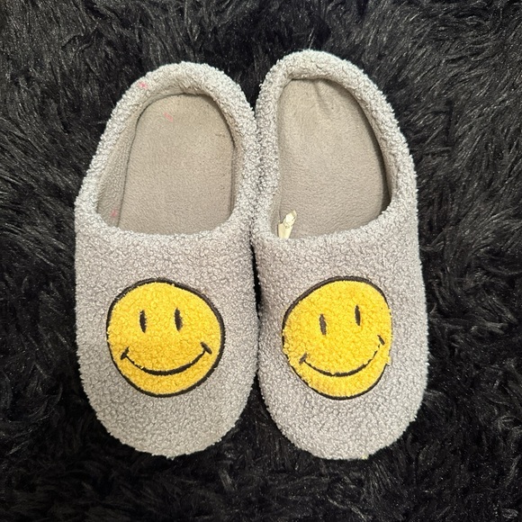 wonder nation | Shoes | Light Grey Smiley Face Womens Slippers | Poshmark